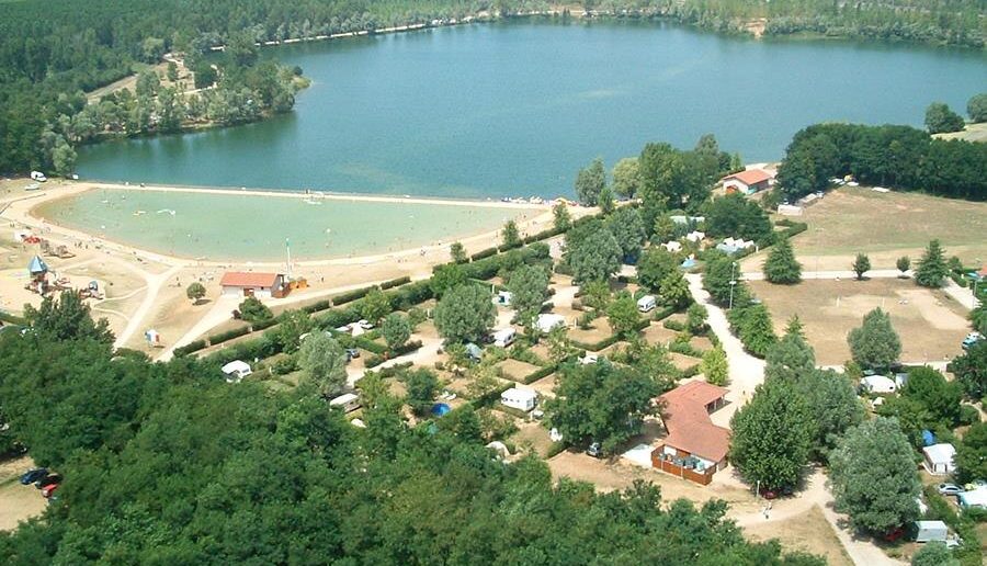 Base de Loisirs Cormoranche - Campingzuidfrankrijk.nl