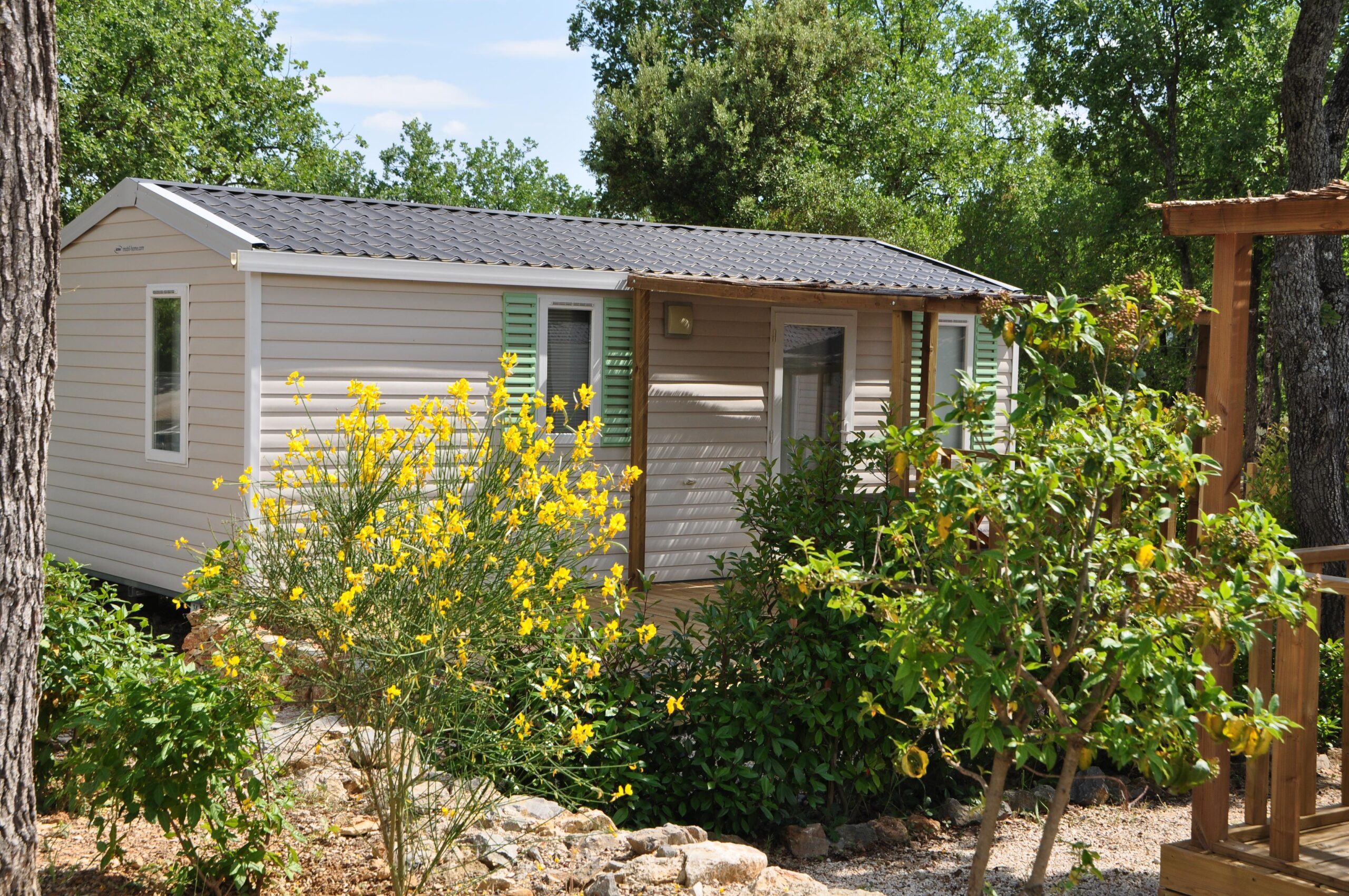 Flower Camping Le Provençal - Campingzuidfrankrijk.nl
